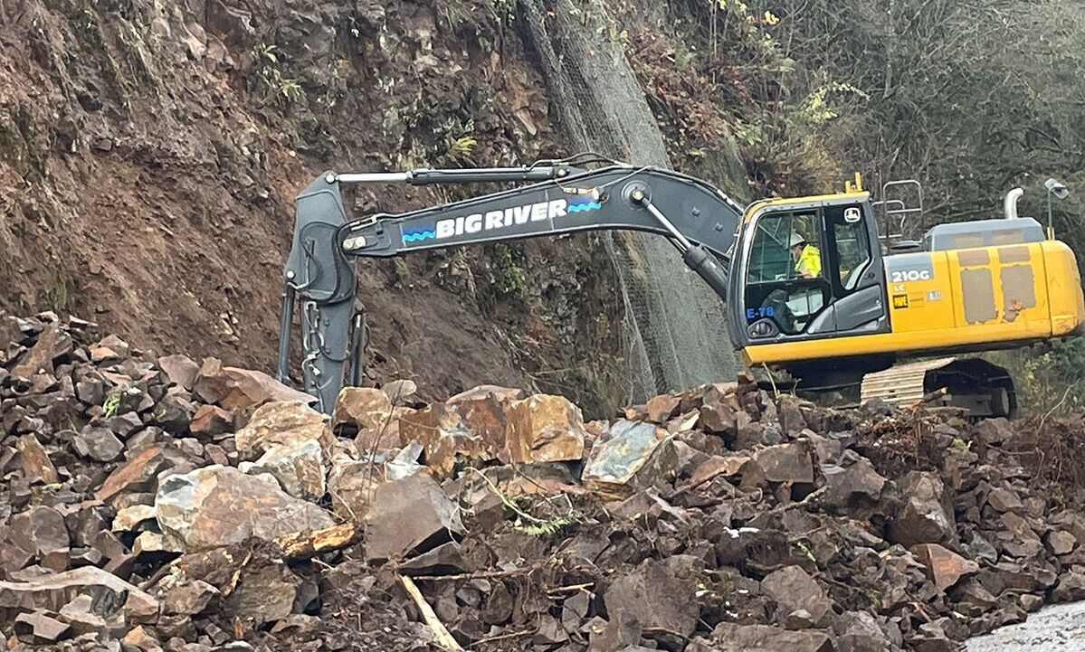 Oregon officials briefly open Highway 30 Friday, plan to open one lane ...