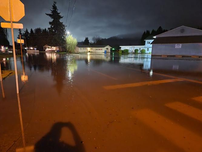 UPDATE: Flood warning issued for Cowlitz River in Kelso, as roads close