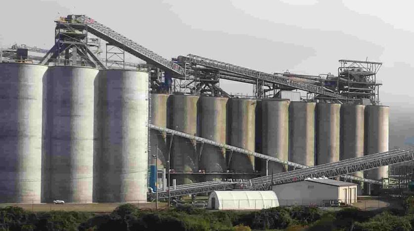 Crews battle Kalama grain fire