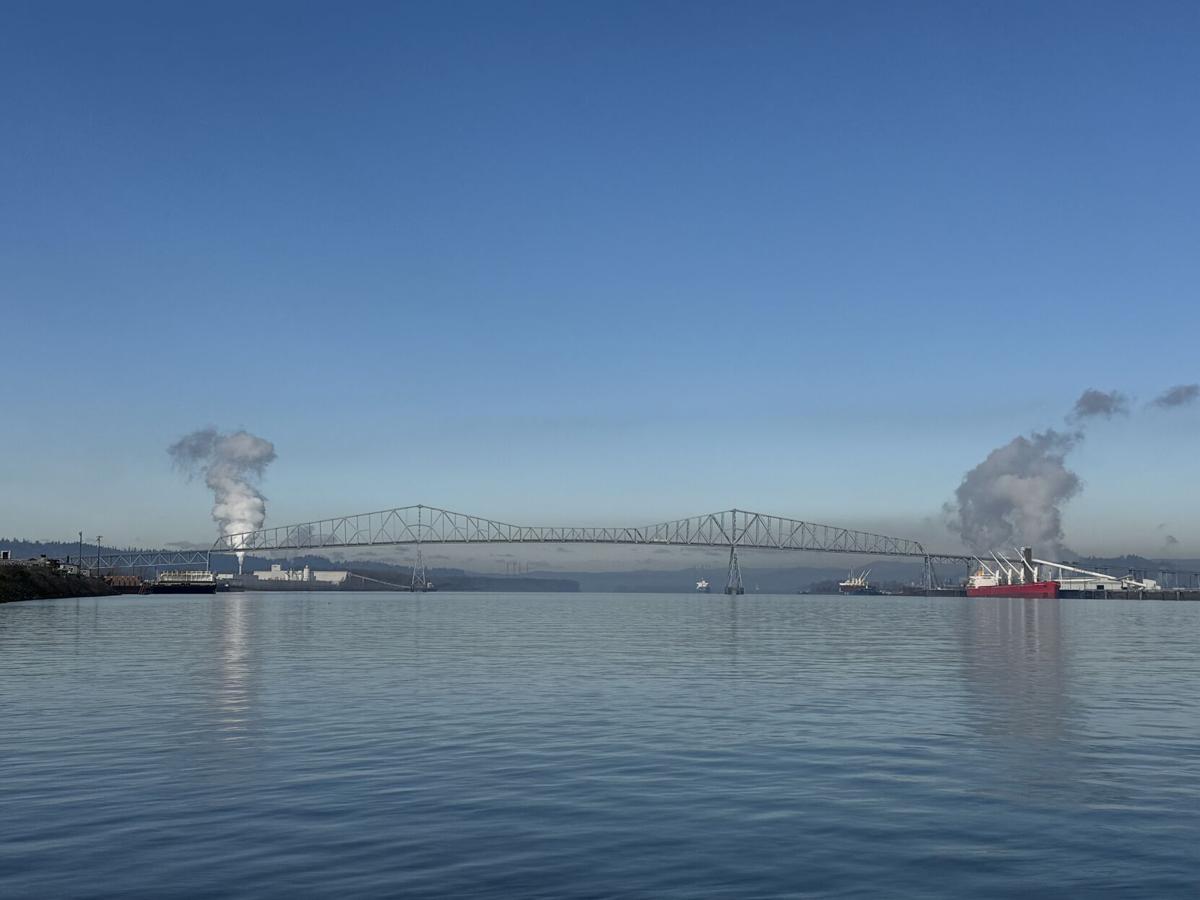 Vessels come within feet of hitting Lewis and Clark Bridge