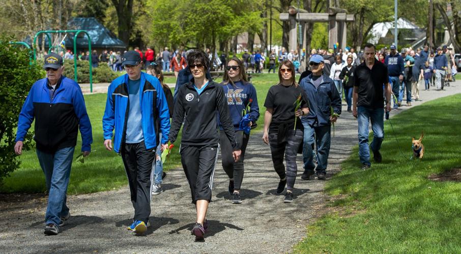Hundreds walk Lake Sacajawea to 'Back The Blue'