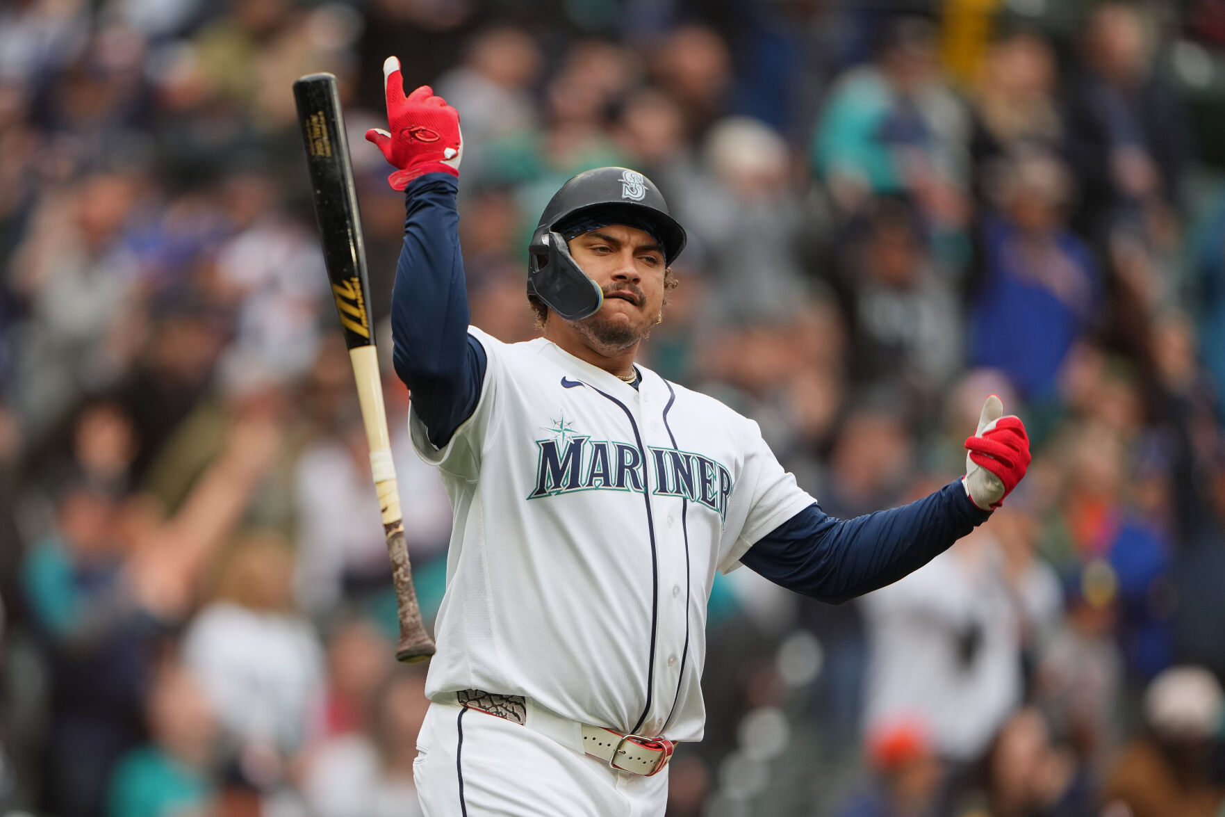 Josh Naylor’s connection to Mariners fans grows even more with cleat ...