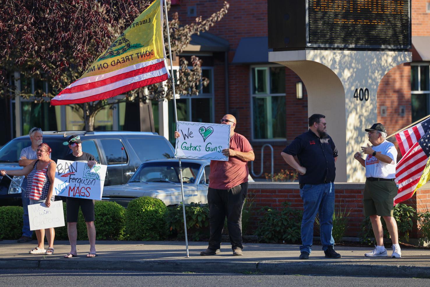 PHOTOS: Rally supports Kelso gun store sued by state