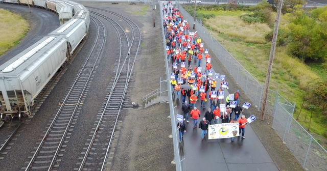 Kalama Export dockworkers rally for better benefits