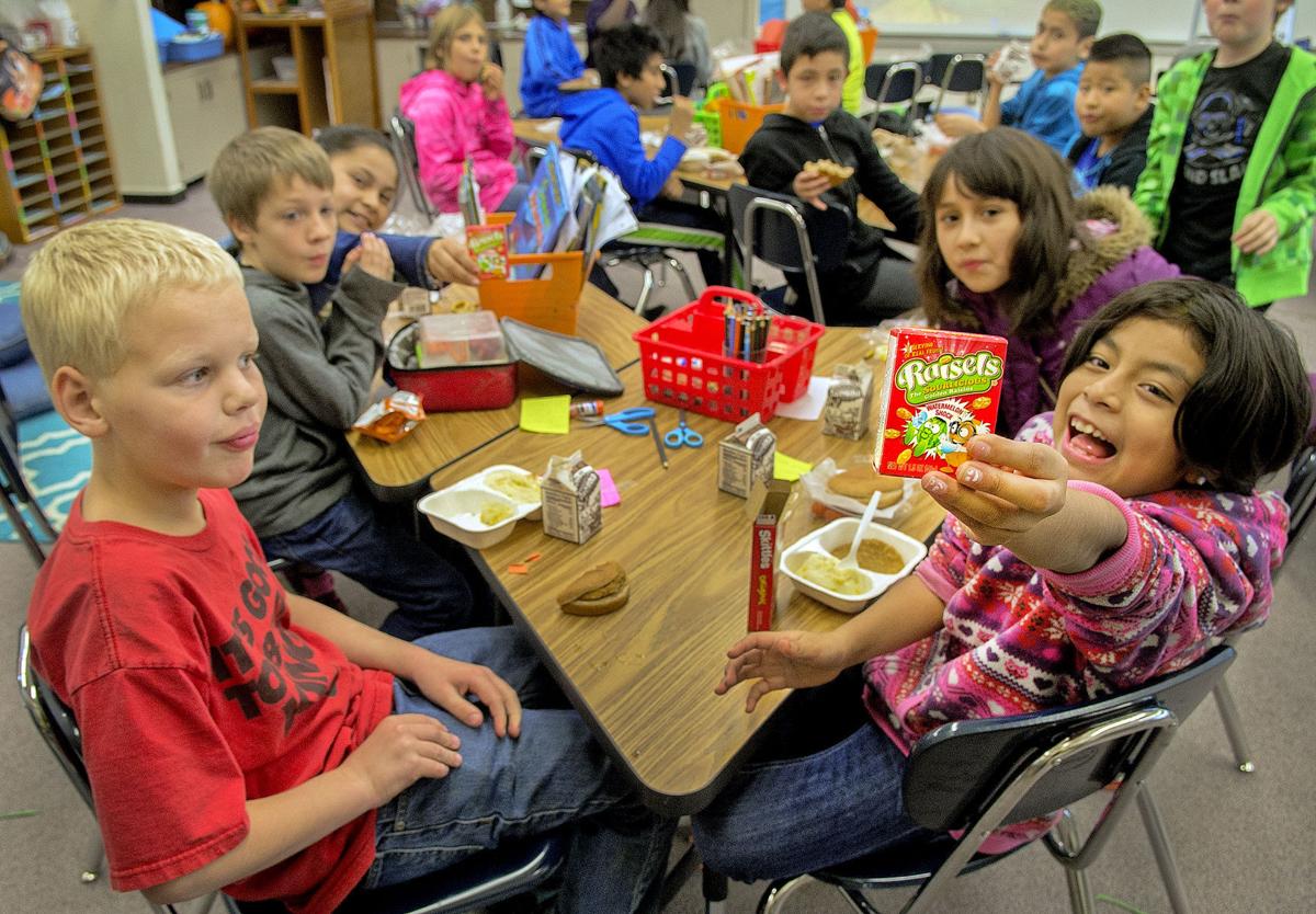 Should Longview elementary schools get lunchrooms?