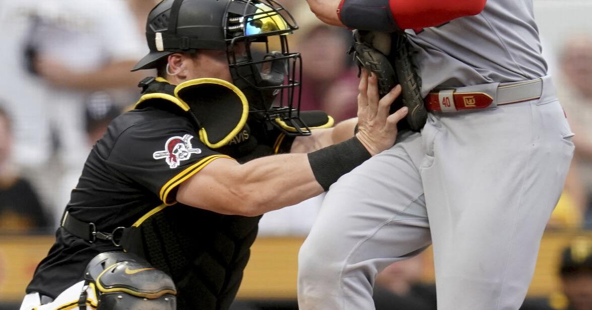 Cardinals' Contreras sustains left hand contusion when hit by pitch ...