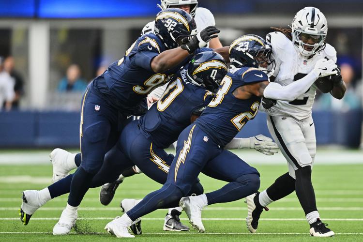 Herbert throws 2 TD passes despite hand injury, Chargers send Raiders ...
