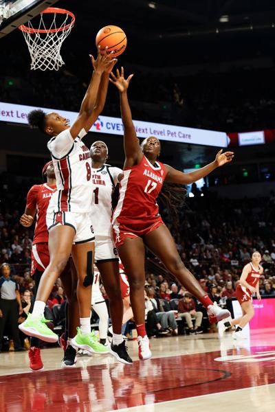 Edwards leads way with 25 as No. 3 South Carolina wins 24th straight ...