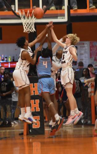 Bryant big as Maroons advance | Sports | the-messenger.com