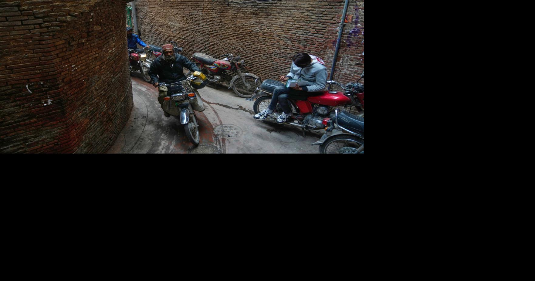 Photos of the slim alleyways of Pakistan's Mughal-era old Lahore city ...