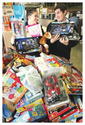 Warehouse crew partnering with Santa to serve free breakfast Christmas ...