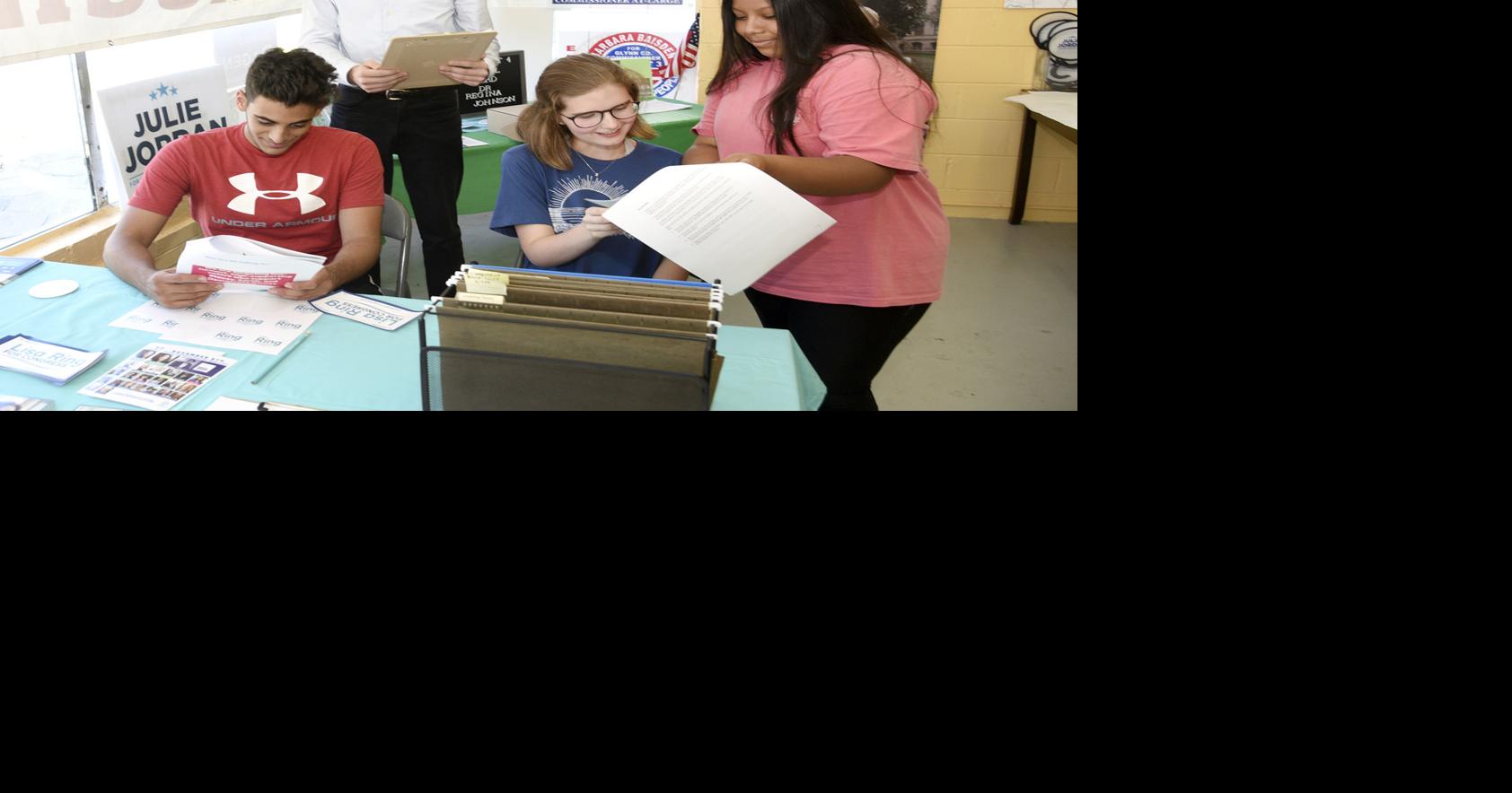 Students get involved in political campaigns as volunteers | Local News ...