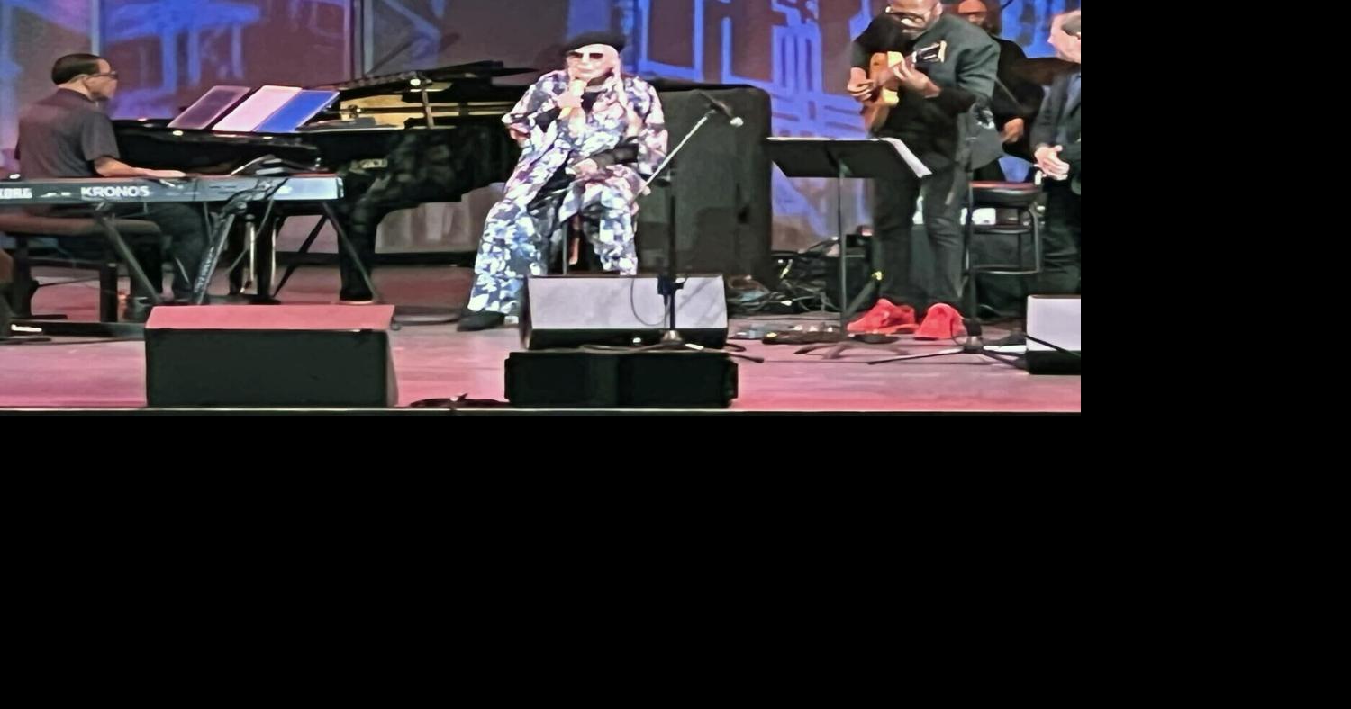 Review: Joni Mitchell's surprise performance at Hollywood Bowl Wayne ...