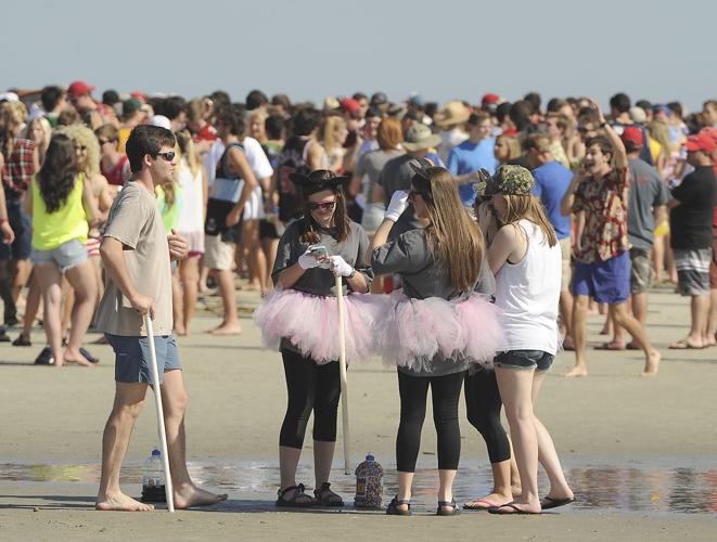 "Frat Beach" event attracts hundreds of Georgia fans to Glynn County ...
