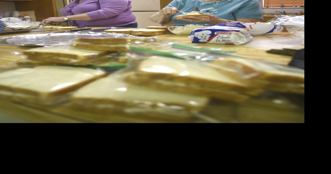 Sandwich Ministry mobilizes with 'supper sacks' for homeless | Local ...