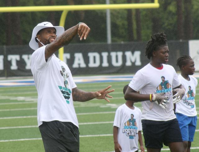 SLAY STOPS THROUGH: Hometown hero Darius Slay gives back to community ...