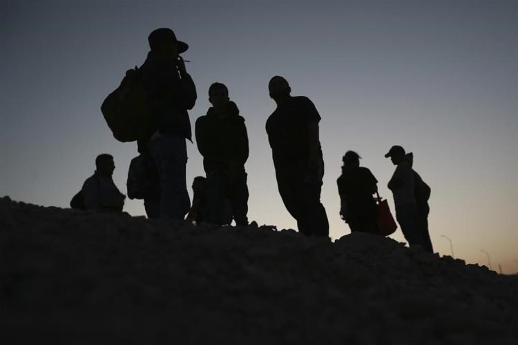 Migrants Rush Across Us Border In Final Hours Before Title 42 Expires