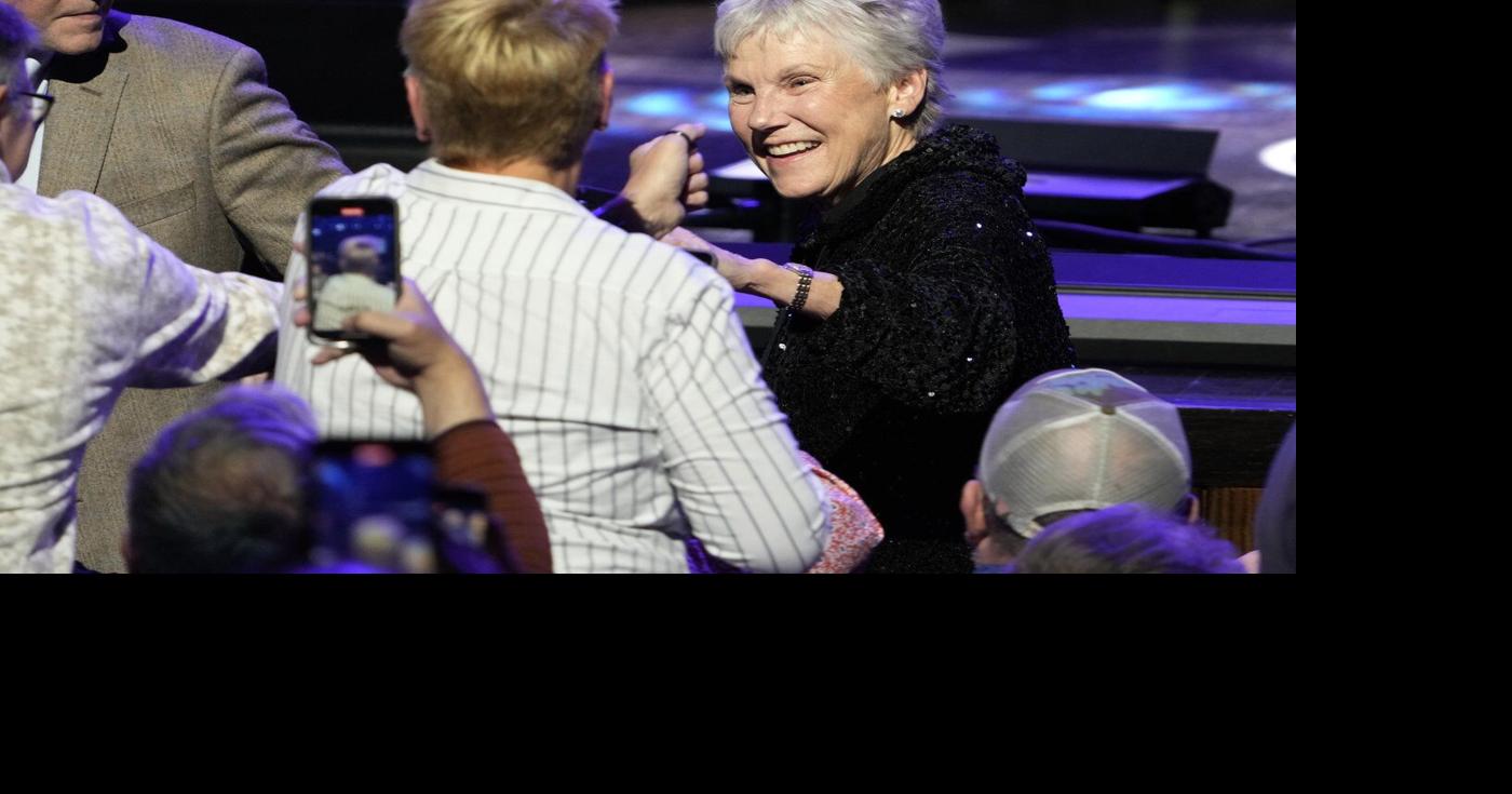 As Nashville toasts Anne Murray, stars call for Country Music Hall of ...