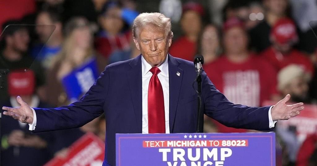 A failed mic leaves Donald Trump pacing the stage in silence for nearly ...