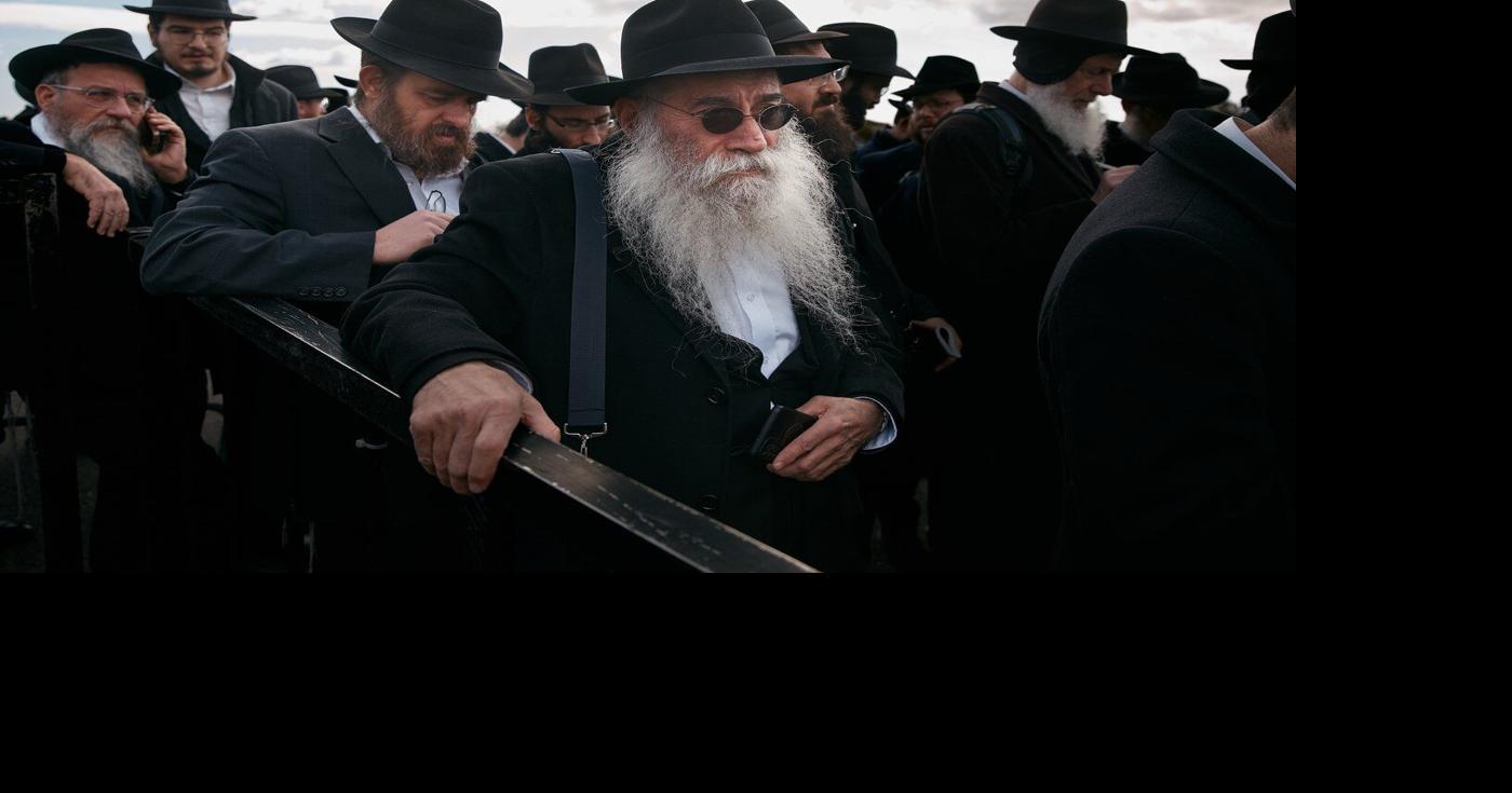 Photos of Hasidic Jewish rabbis praying at resting place of 'the Rebbe ...