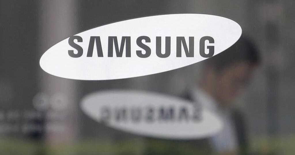 Samsung unveils foldable smartphones in a bet on devices with bending ...