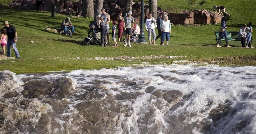 Millions swelter as temperatures soar across the US, while floodwaters ...