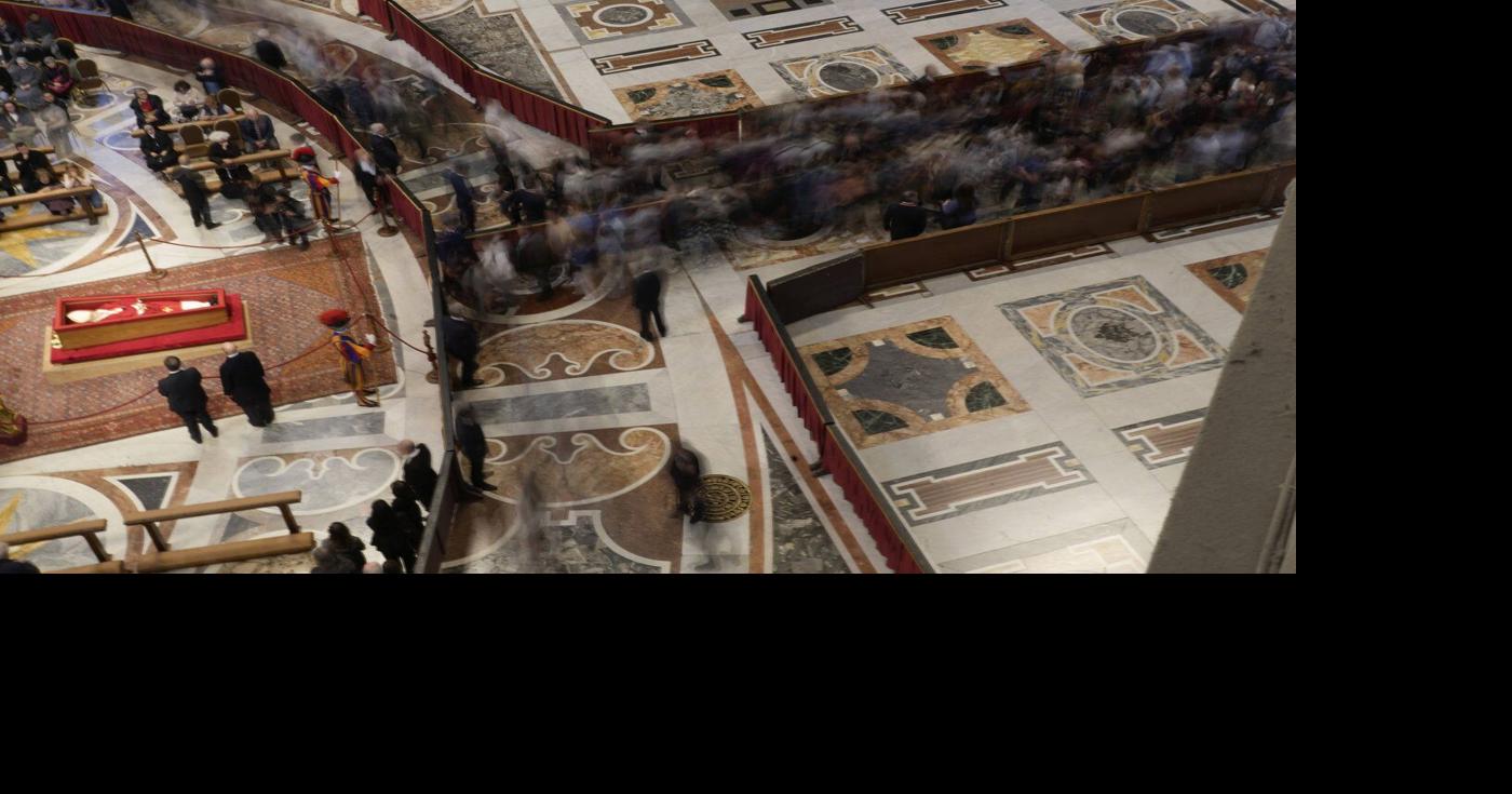 Video of Pope performing tablecloth trick is a fake | Fact Checking ...