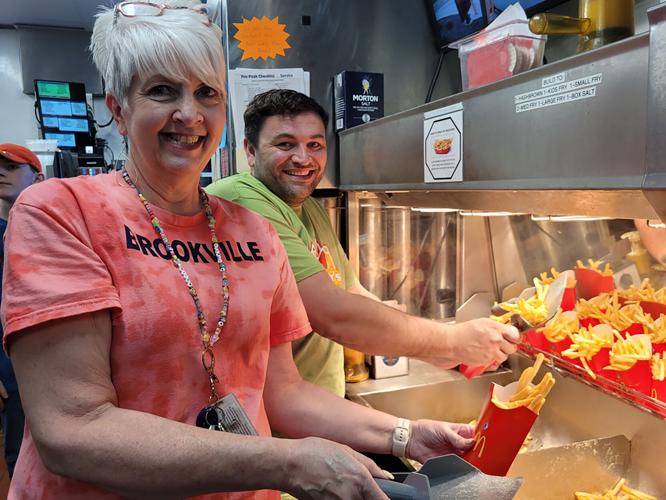 Local teachers serve up meals at McDonald's for a good cause ...