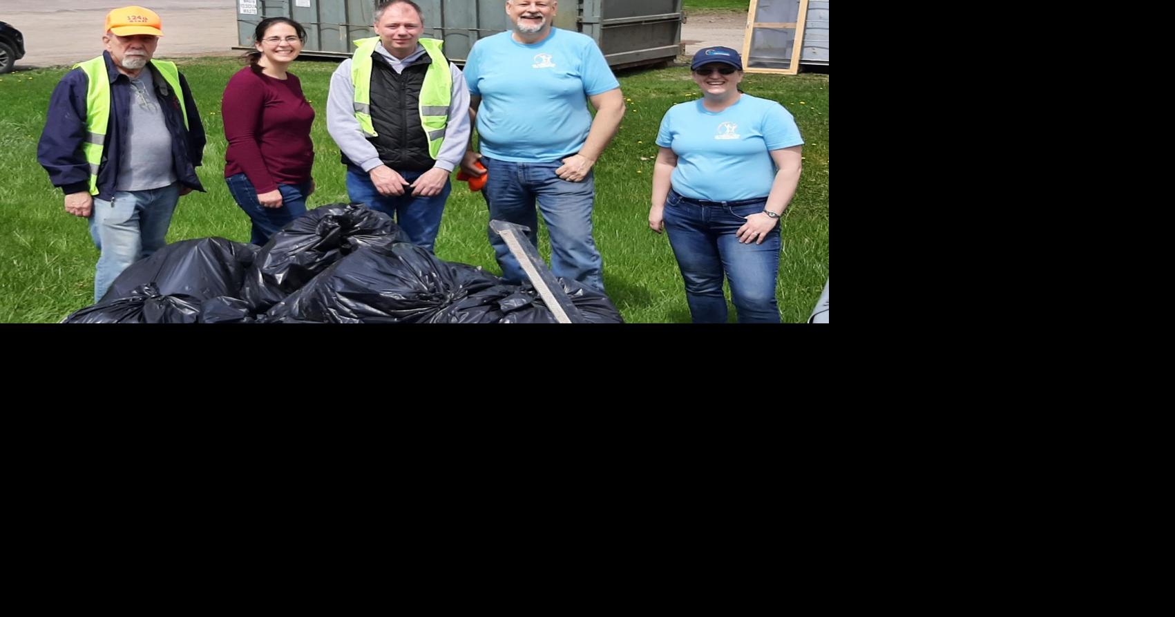 Volunteers complete highway clean-up | Local/Regional | thedailyreview.com
