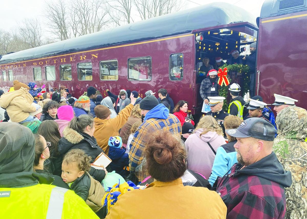 TRAIN BRINGS TOYS FOR TOTS GIFTS TO ONEONTA | Local News | thedailystar.com