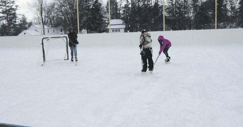 Springfield-area residents team up to build ice rink | | thedailystar.com