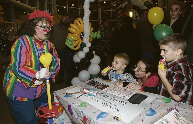 First Night crowds ring in new year | Local News | thedailystar.com