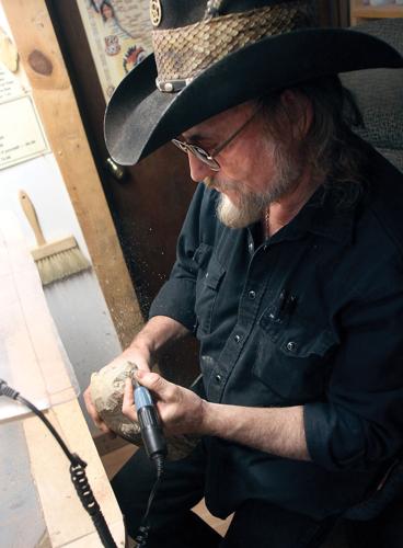 With tools in hand; Townsend sculptor creates art on Maryville greenway ...
