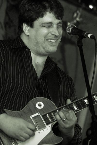 Blues therapy keeps Joe Moss running those weary roads | Entertainment ...
