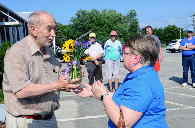 Kiwanis dedicates bench to Howard Kerr | Community | thedailytimes.com