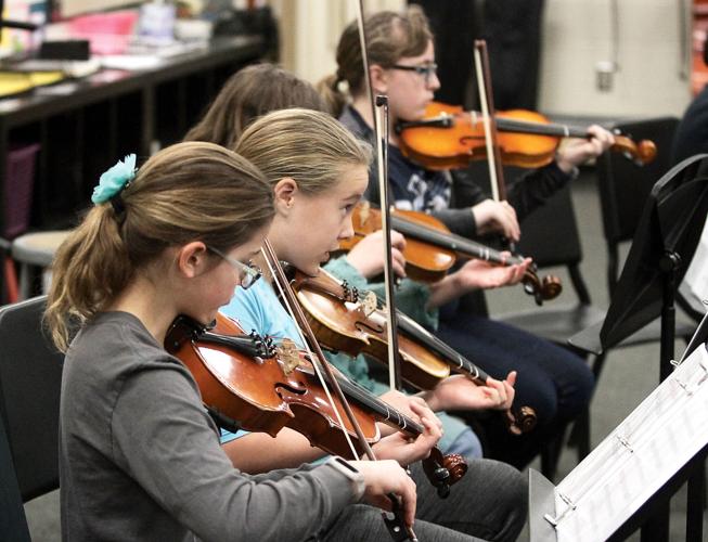 Fiddler Barbara Lamb leads Bluegrass Club lesson at Coulter Grove ...