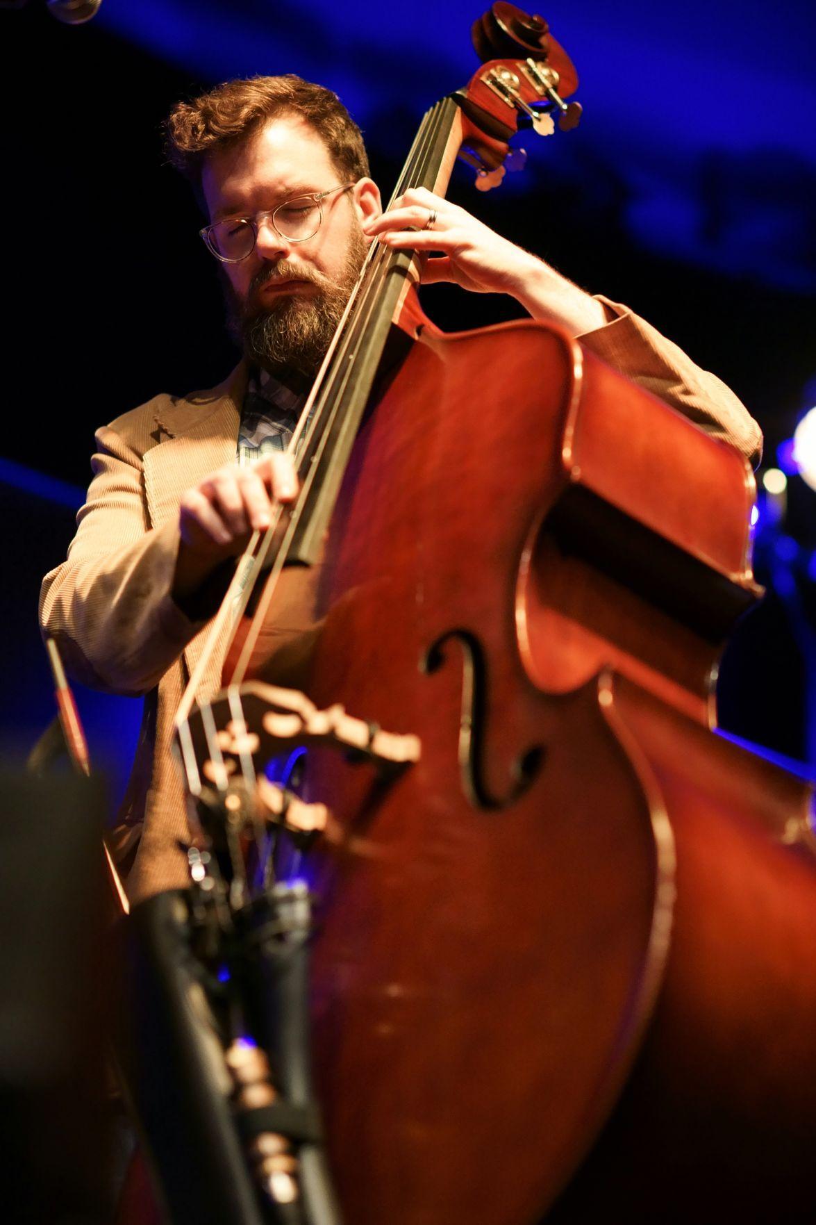 Bass maestro Daniel Kimbro earns a ringside seat to Jerry Douglas, John ...