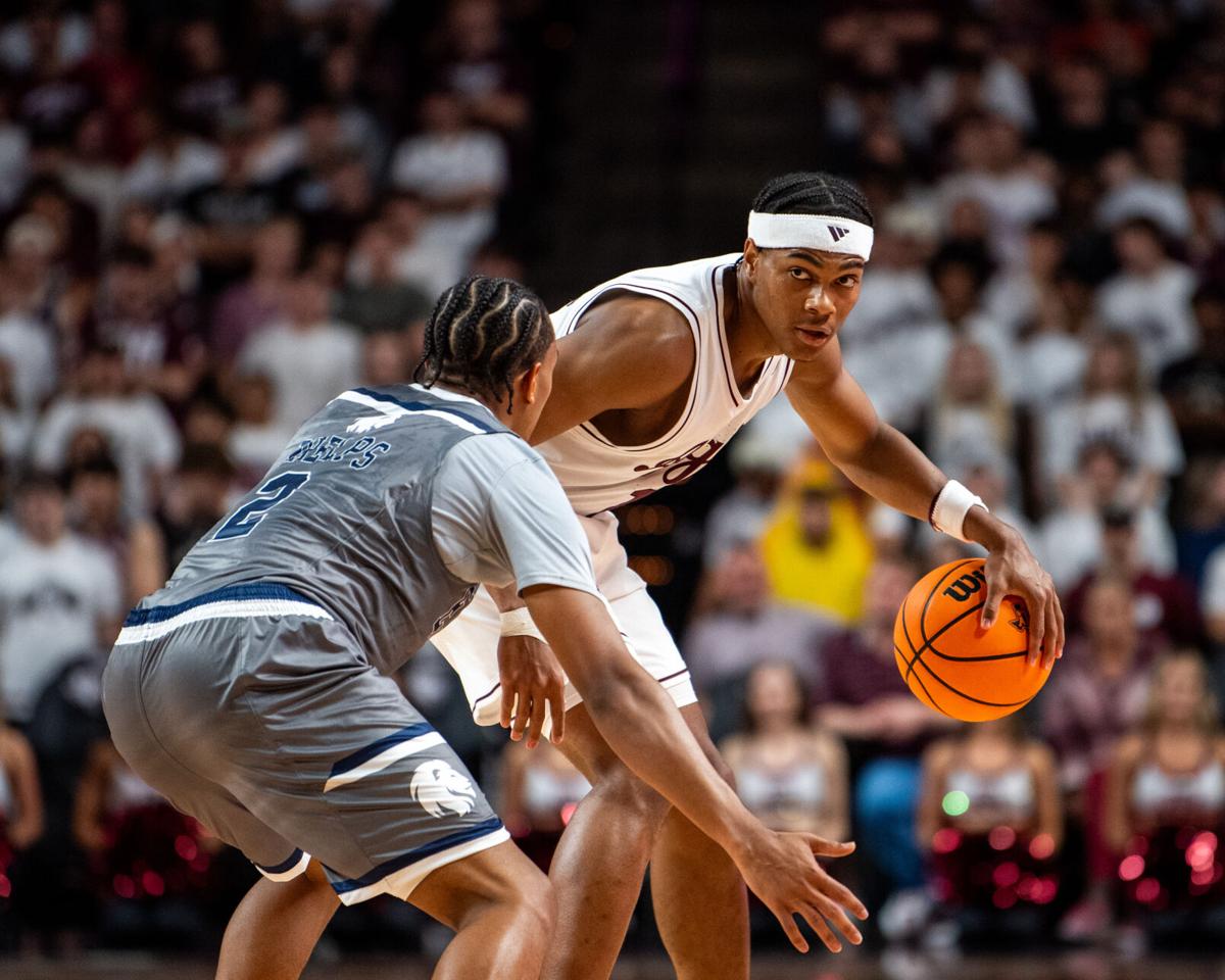 TAMU men's hoops beats ETAMU in transfer Zhuric Phelps debut