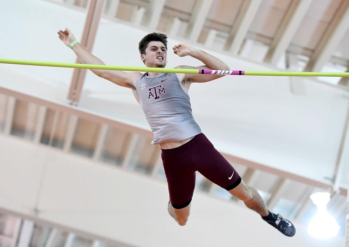 Junior Jacob Wooten breaks his school record in pole vault
