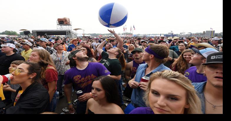 Rainy day in Snook not enough to stop performances, cookoff at Chilifest