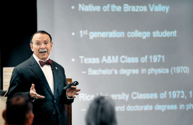 Texas A&M President R. Bowen Loftin to step down in January