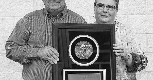 Carroll Collier receives Noble Foundation's Leonard Wyatt award