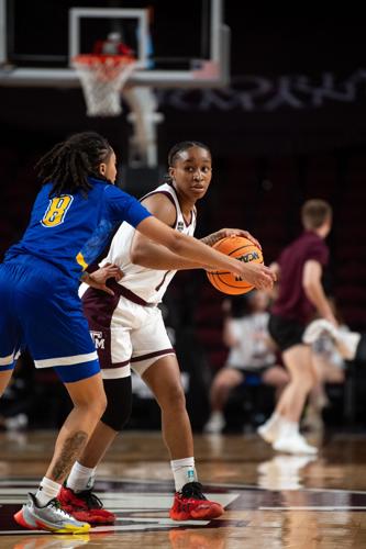 Pryor signs with Liberty; Carter back in WNBA after year absence
