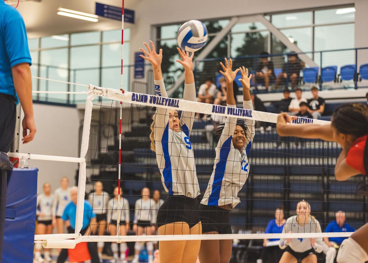 Navarro beats Blinn in 5 sets for second time