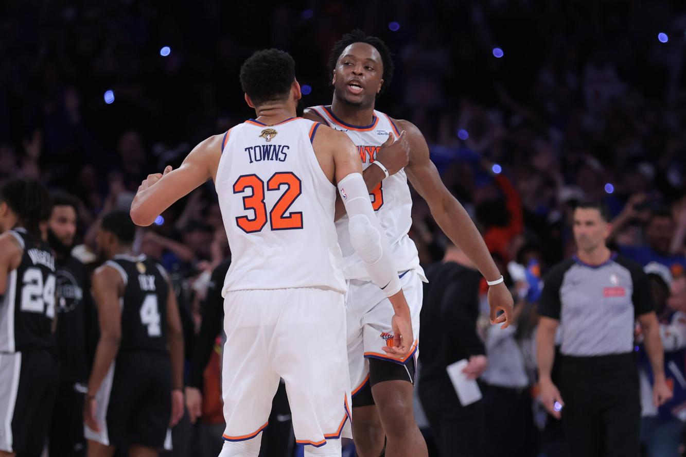 New York Knicks forward Og Anunoby (8) and center Karl-Anthony Towns ...