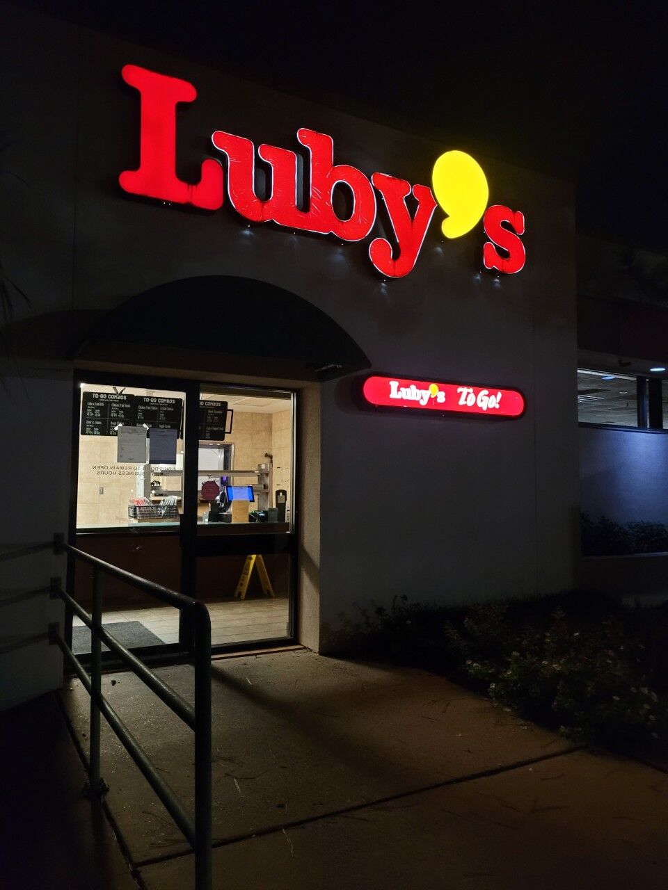 What time do luby's close store