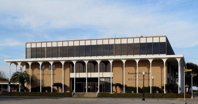 Freeport residents help council determine next steps for old city hall ...