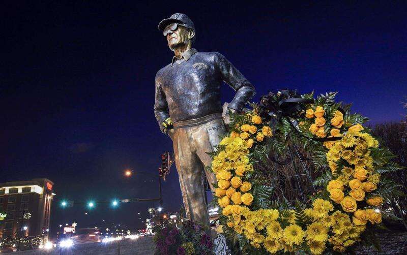 Hayden Fry tributes: Former Hawkeyes honor celebrated Iowa football ...