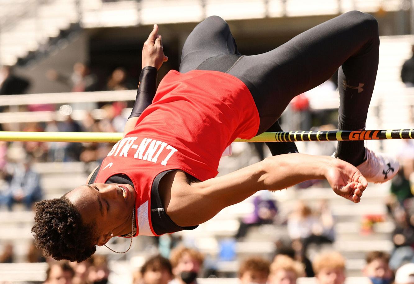 Linn-Mar’s T.J. Jackson draws a crowd with record-setting high jump ...