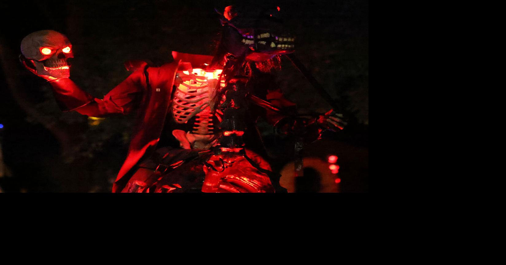Grand Island couple put up elaborate Halloween display